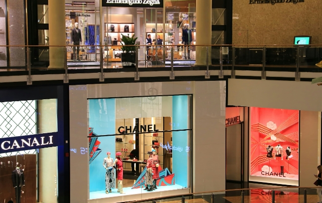 Transform Your Retail Space with Custom Signage & Displays | Decentcustom