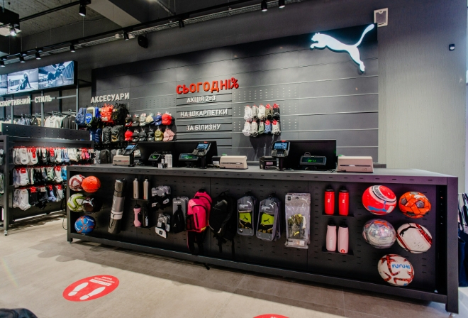 Transform Your Retail Space with Custom Signage & Displays | Decentcustom